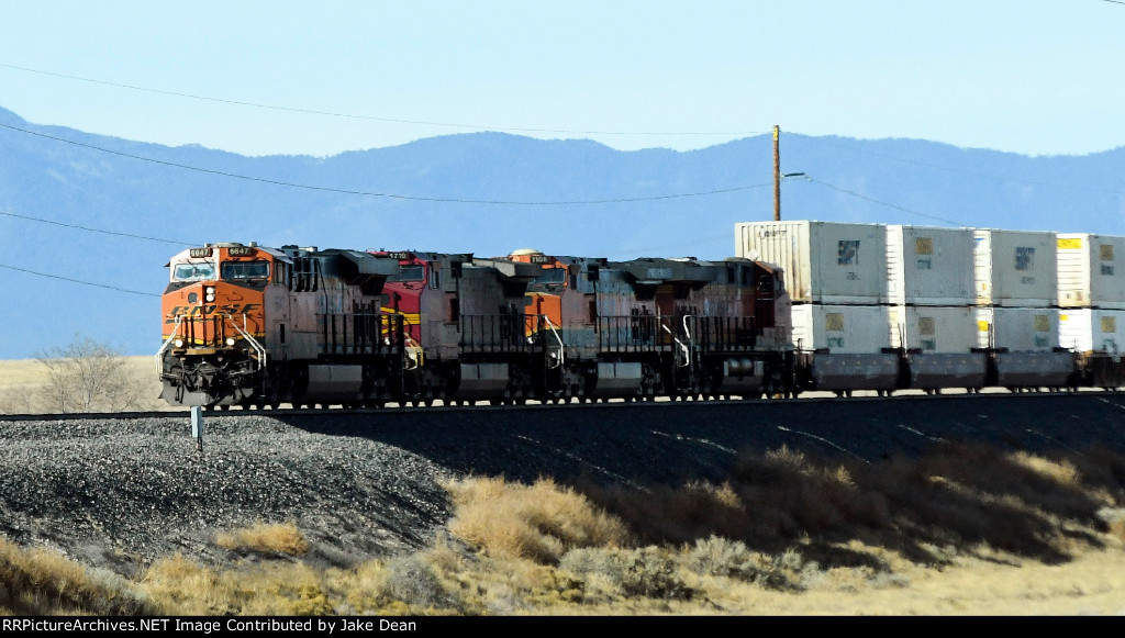 BNSF 6647 BNSF 4719 pulling EB through Torrance, Co. NM.